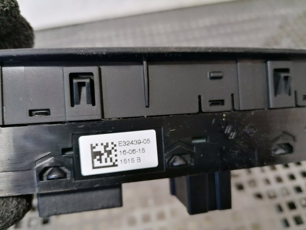 Panou comanda geamuri Renault Megane 4: 254012952R Renault Megane IV ...