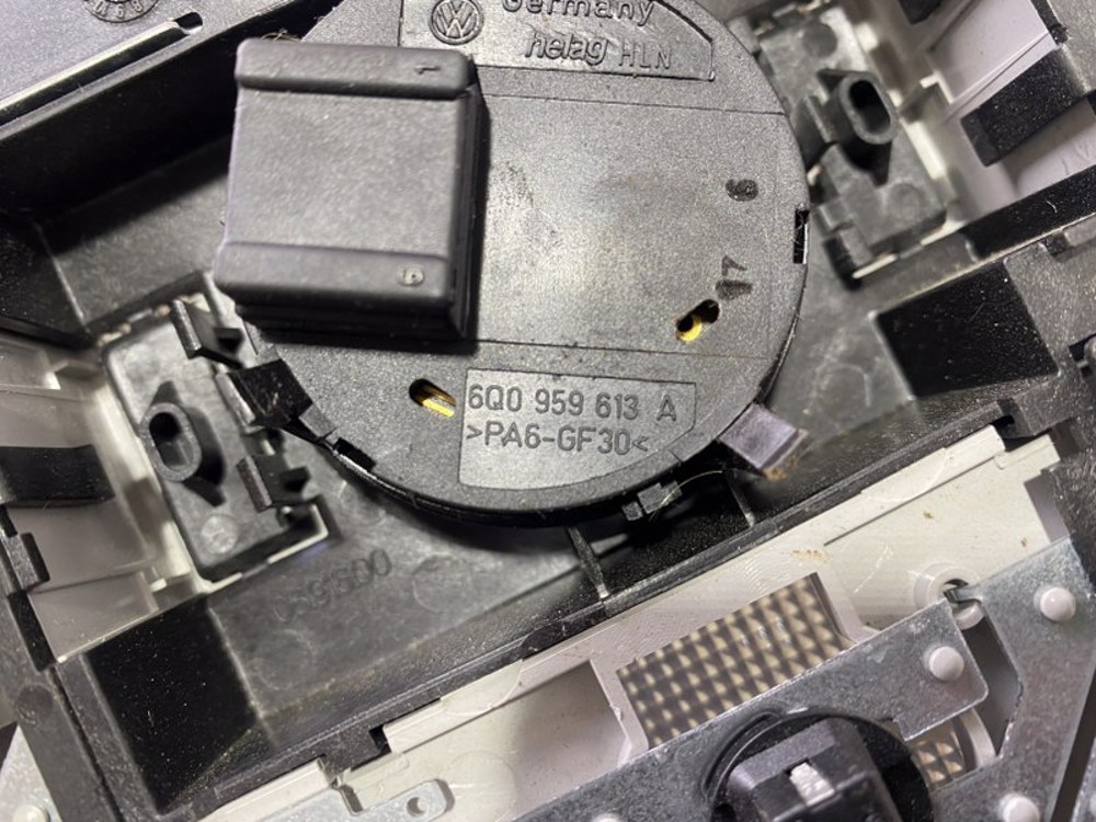 Plafoniera Volkswagen Polo (model cu trapa): 6Q0959613A Volkswagen Polo ...